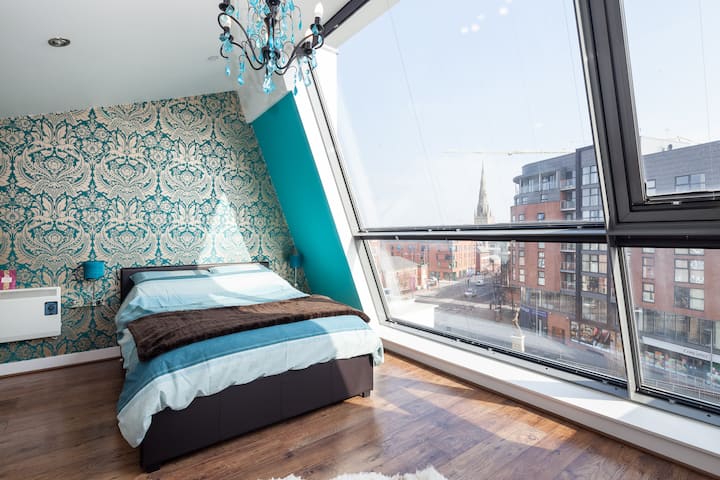 Spacious Artistic Duplex Apartment - Manchester