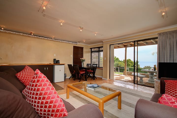 2. Camps Bay, Spacious, Private, Sunny Pad, Unit 2 - Camps Bay