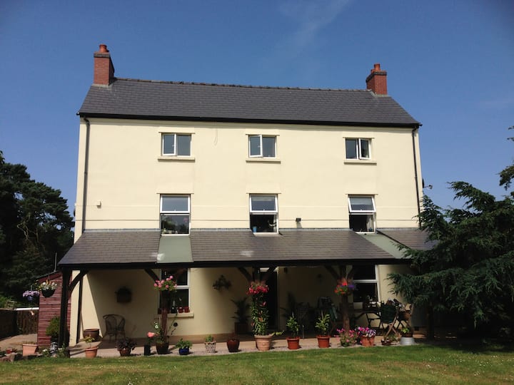 En-suite Double Room At Beaulieu Farm - Monmouth
