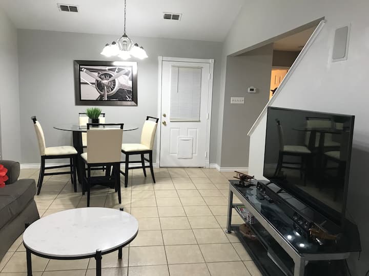 Relaxing And Quiet Centralized Home - Laredo, TX