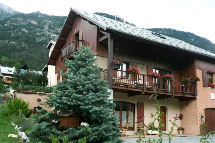Appartement De 42 M2, Dans Chalet - Briançon