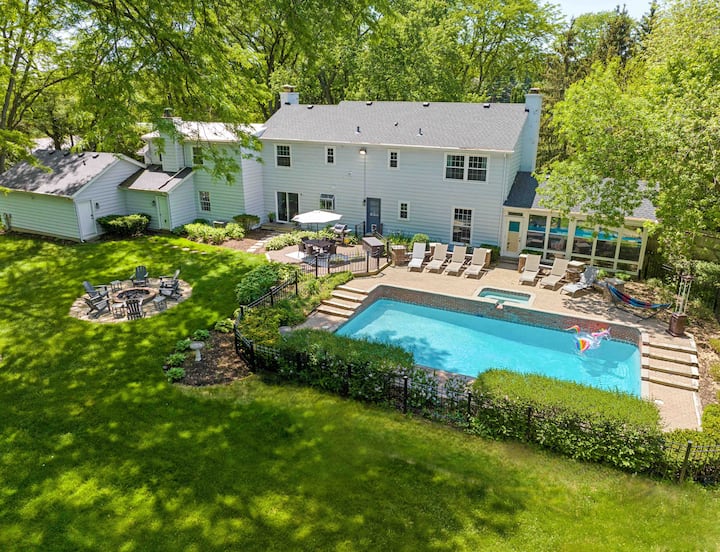 Newly Renovated Home W Pool, Hot Tub & Firepit - Wheaton, IL