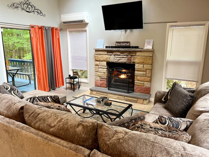 Peaceful Poconos Getaway W/hot-tub,ac,pet Friendly - Stroudsburg, PA