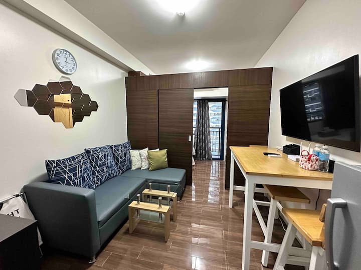 Central Makati Stay | Wifi, Netflix & Disney + - Manila