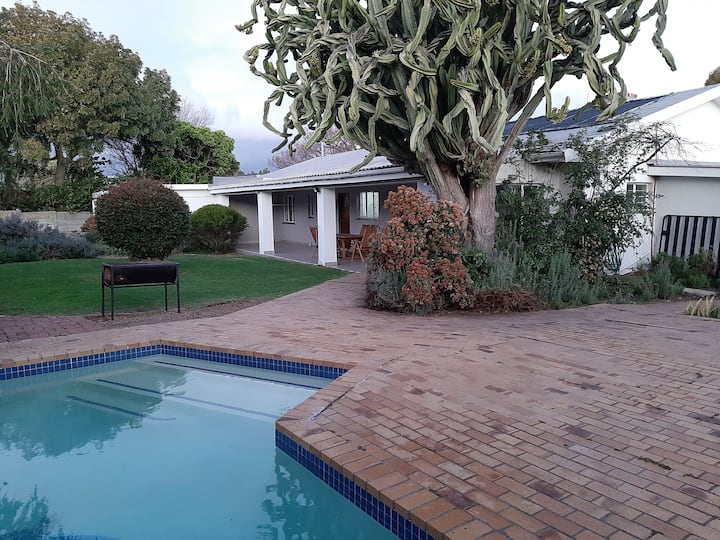 Cheerful 3-bedroom House Wih A Pool. - Somerset West