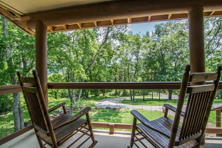 Log Cabin Retreat Minutes From Downtown Nashville - Nashville, TN