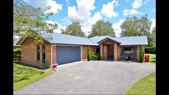 Spacious Living Close To Mystery Creek - 