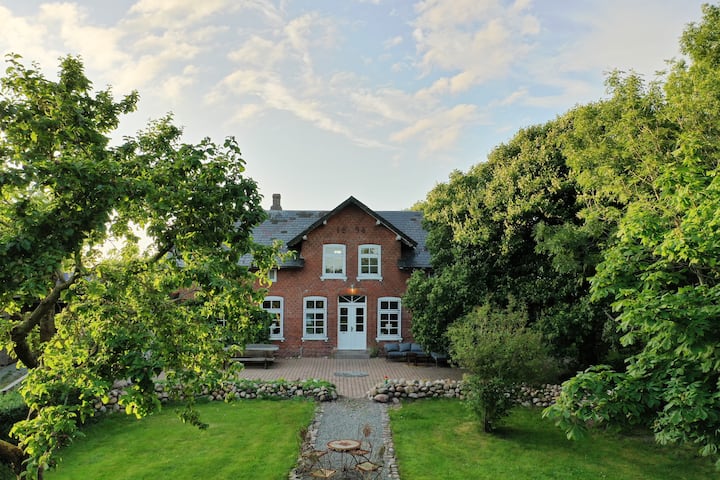 Friesenhaus Mit 12 Zimmern Und 5000qm Garten - Westerhever