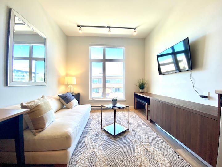 Lovely One Bedroom Condo - Sidney