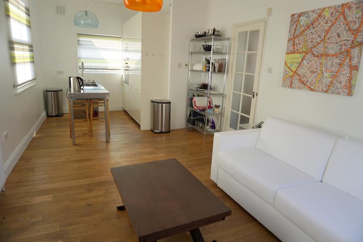 Modern 6ppl, Near Clapham Metro! - London