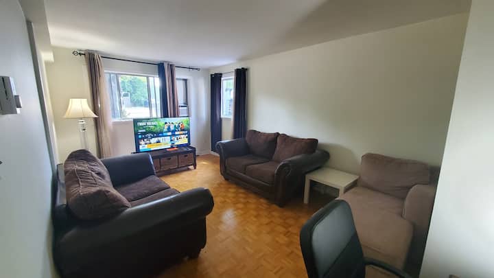 Facing Water View, Cozy Apartment With Parking - Montreal