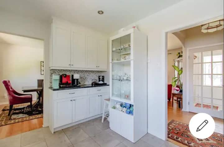 Lovely Room In Our Sweet Home (315262) - Pointe-Claire