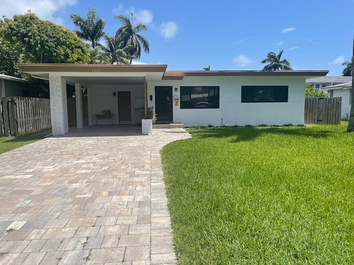 Remodeled Vintage House Near The Beach...! - Hollywood, FL