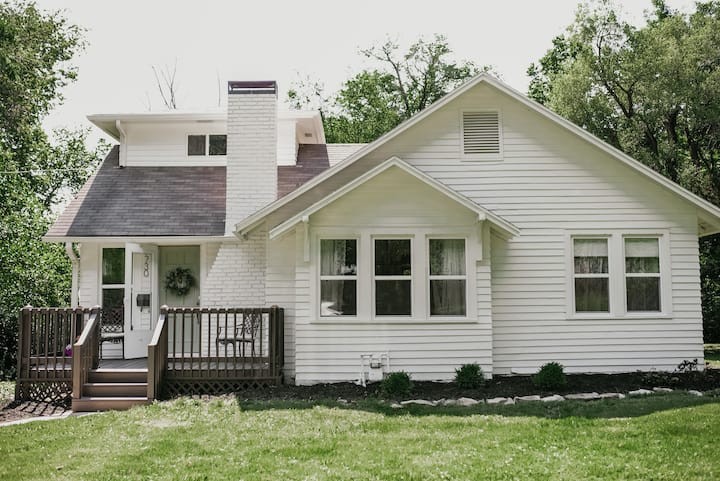 The Hardy House-cozy Restored 1900s Farmhouse - Overland Park, KS