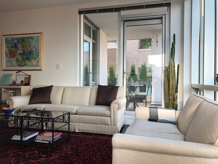 Just Breathe:bright, Airy Downtown Condo W/parking - Saanich