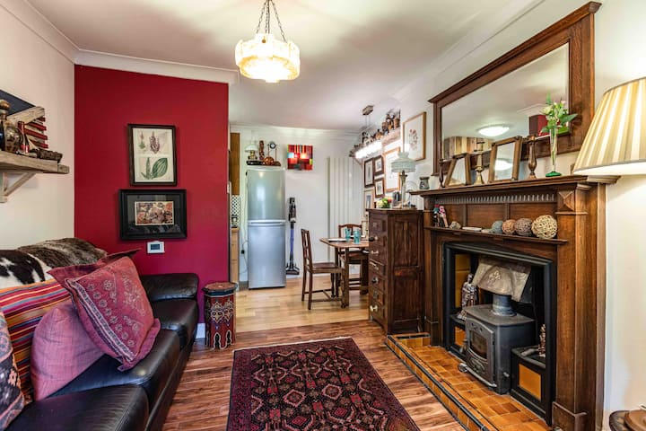 Quaint & Cozy Cottage, Private Garden & Bike Shed - Innerleithen