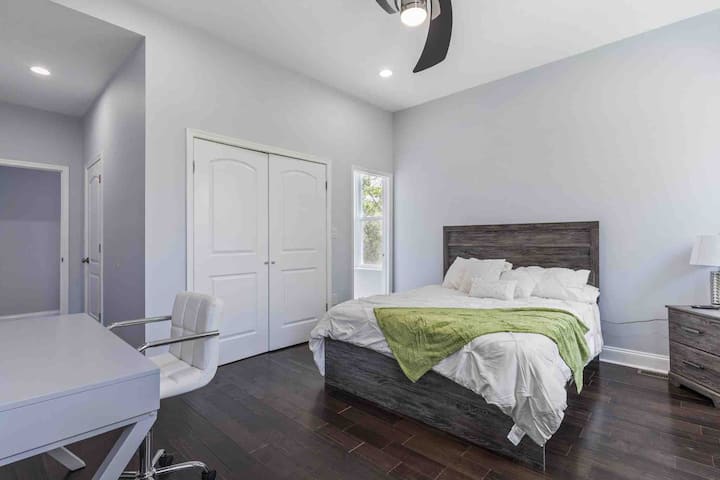 No Fees! Private Room& Bath 5 Min From Hopkins! - Baltimore, MD