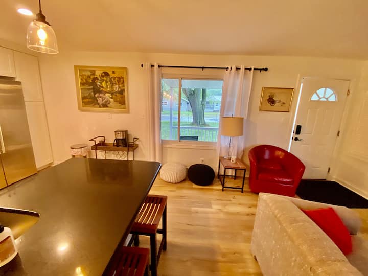 Comfortable, Newly Renovated Home, Walk To Beach! - Michigan Township