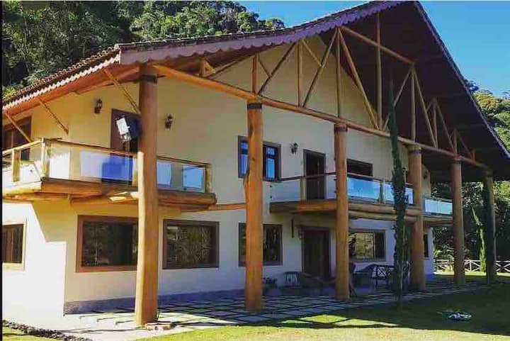 Casa De Revista Quadra Beach Tennis
Brinquedão - Teresópolis