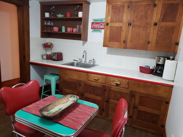 Cozy Vintage Walk-up ~ Central Air, 1 Bdrm Queen - East Lansing, MI