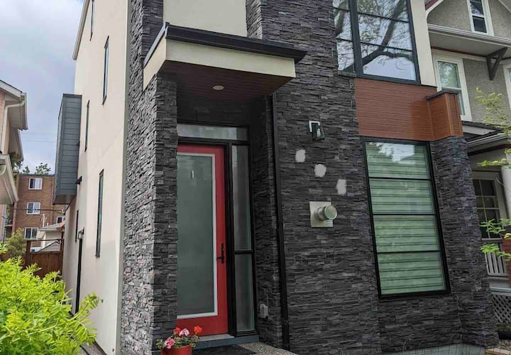 Comfortable Modern 2-bedroom Suite 2/ Free Parking - Calgary