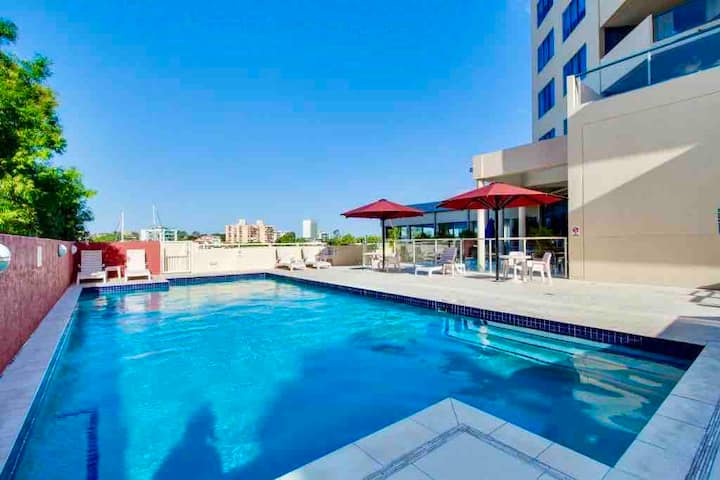 Riverside Apartment With Rooftop Pool - Salisbury