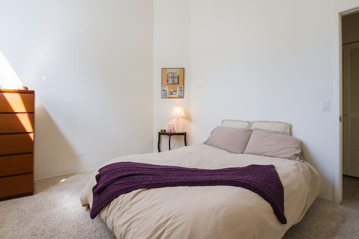 Private Room & Bathroom In Cm Great Location! - Newport Beach, CA