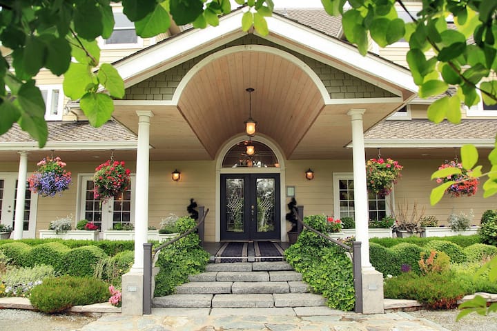 The Grand Willow Inn - Mount Vernon, WA