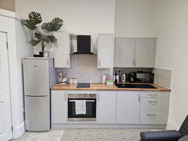 Bright Studio Flat With Parking - Plymouth