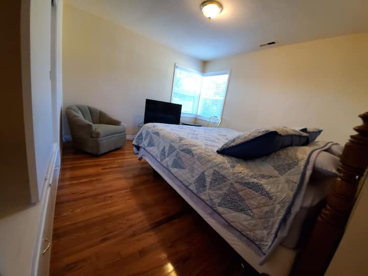 Nice Safe Area😊king Bed Smarttv 1.5 Bath We♡pets - Medford, OR