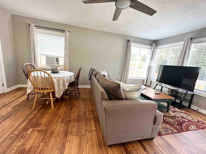 Bright & Renovated 2 Br Private Unit W/king Bed - Salem, OR