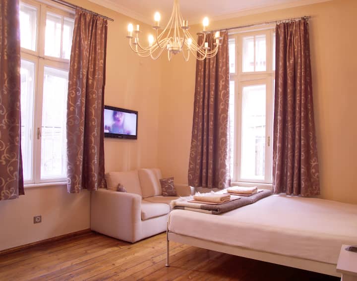 Top Center 125m2, 4 Bdr/3 Bath Low Cost Apartment - Sofía
