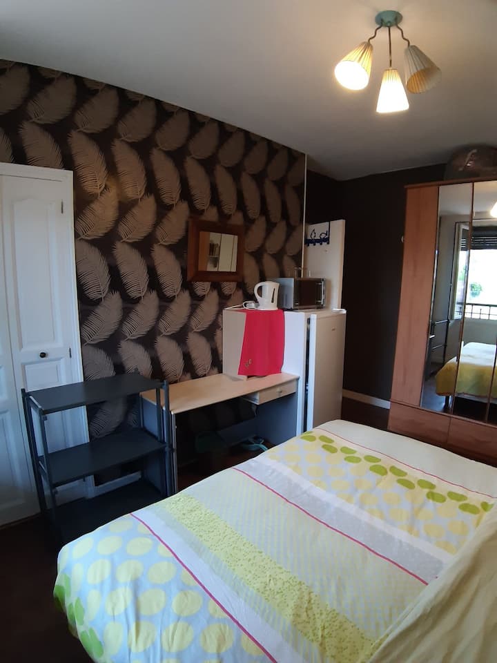 Chambre Chez L'habitant, éQuipée D'un Frigo, Un Micro Ondes, Une Bouilloire, La Wi Fi Et Un Peu De Vaisselle.
La Salle De Douche Est Pour Les Personnes Louant Les Chambres.
La Chambre Est Située à 10 Min Du Centre Ville Et 5 Min De La Gare - Paray-le-Monial