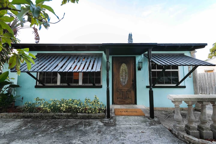 Spacious 3/2 With 4k Smart Tv And Game Room - West Palm Beach, FL