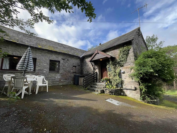 Lake District Cottage - 켄달