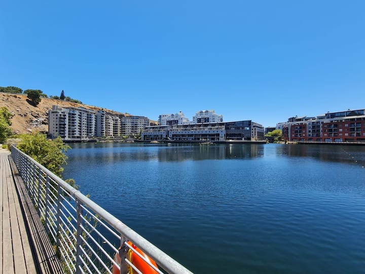 Waterfront Deco Apartment 2 Sleeper Lake Views - Western Cape