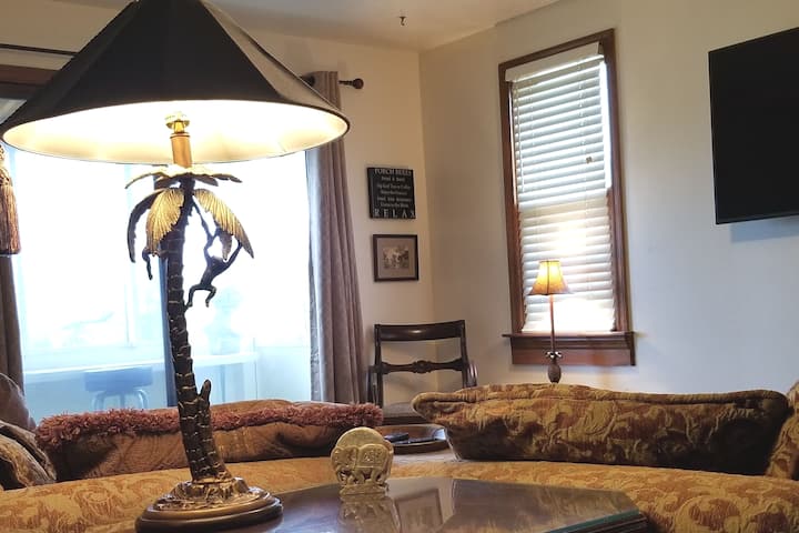 Executive Apt King Bed Mishawakariverwalk Longstay - Mishawaka, IN