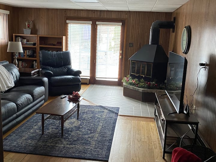 3 Bedroom / 4 Guest Home In Quiet, Ideal Location. - Green Bay, WI