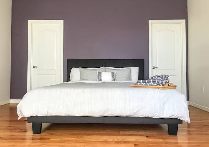 Spacious Master Bedroom W Ensuite Bathroom - San José