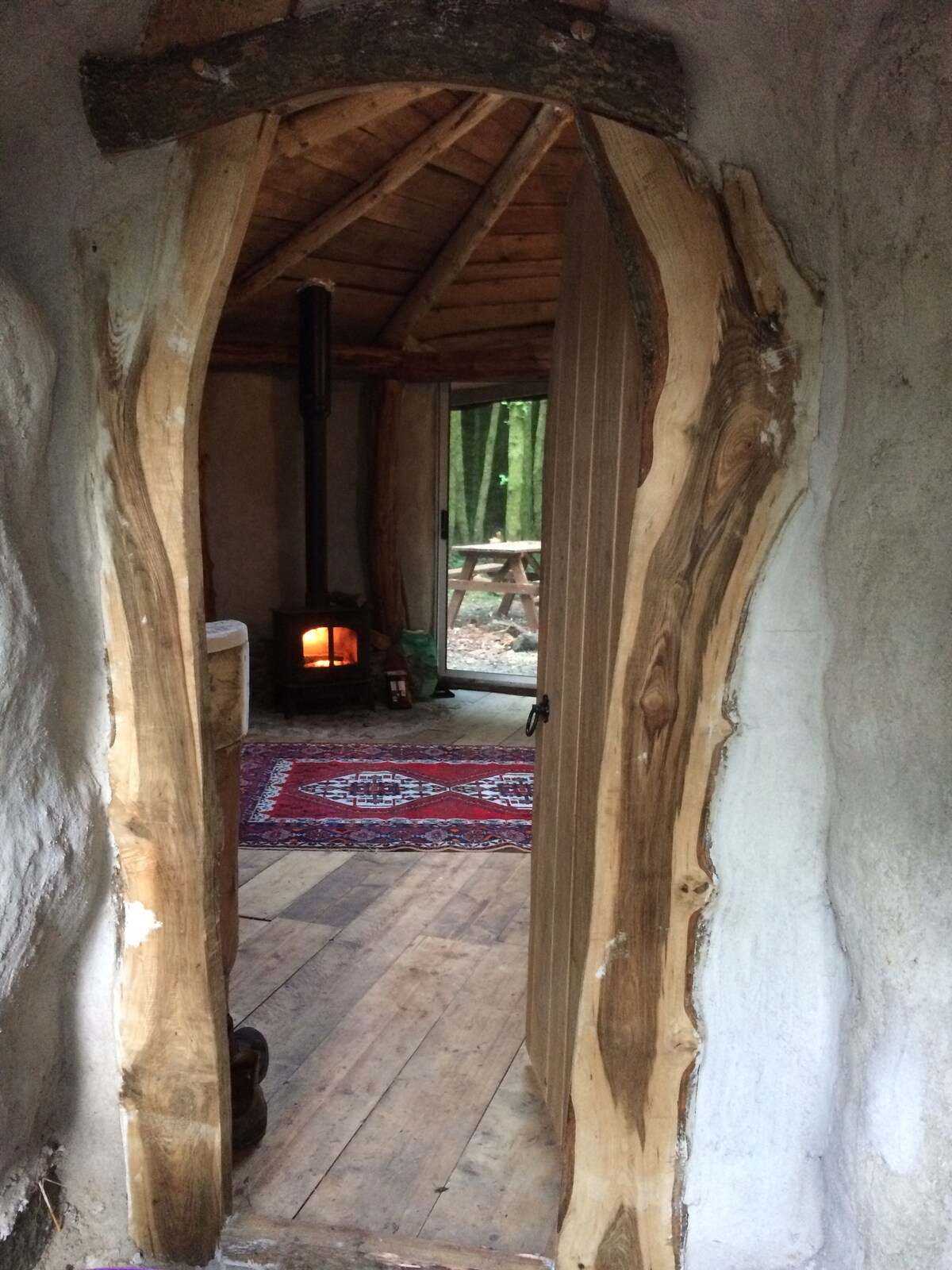 Beautiful Woodland Roundhouse/Fairy/Hobbit house - Earth houses for ...