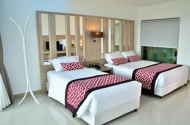 Comfort Queen Bed +A Single For 3 With Breakfast - Changwat Phuket