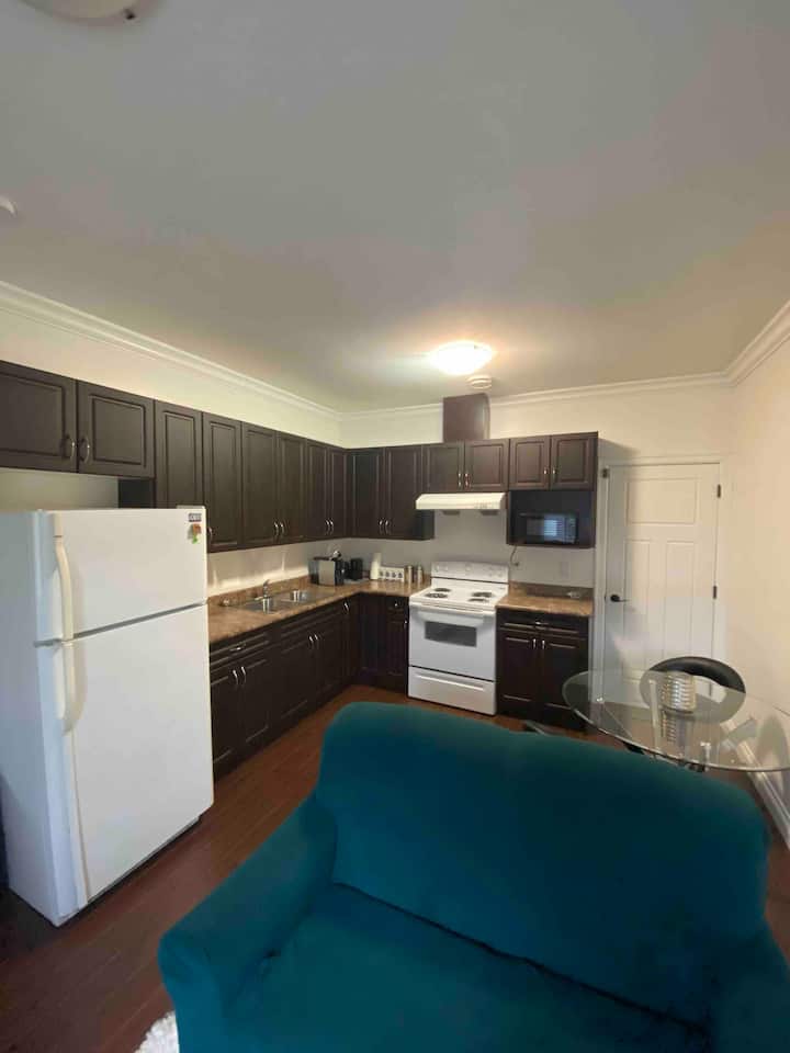 Charming 1br 1bth Suite: Your Home Away From Home - New Westminster