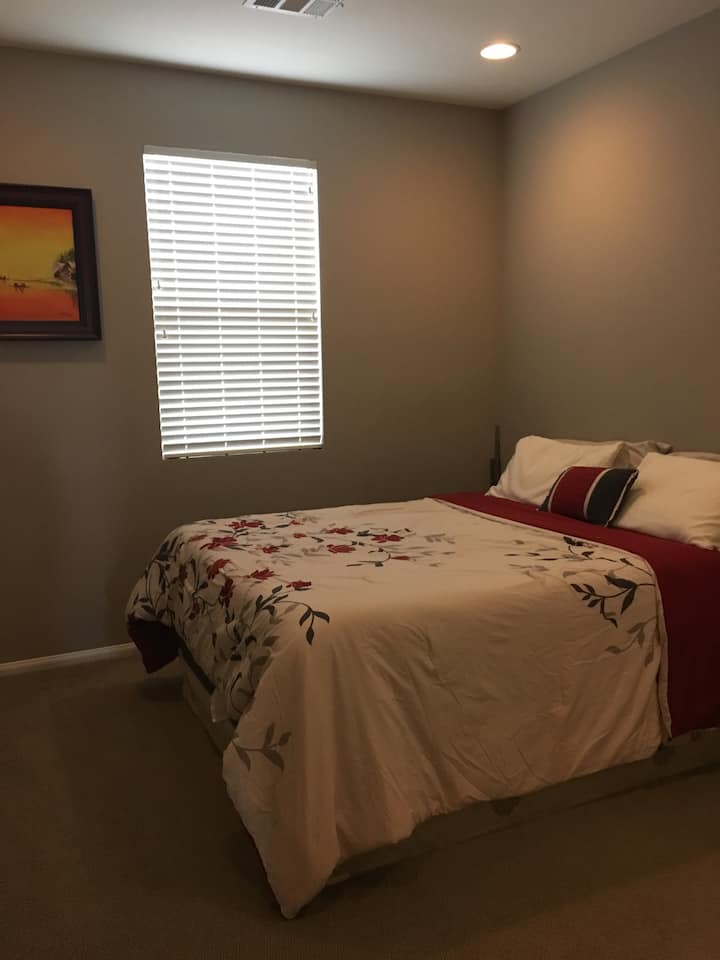 New Comfy, Cozy Private Bedroom, A/c En Suite Bath - North Las Vegas, NV