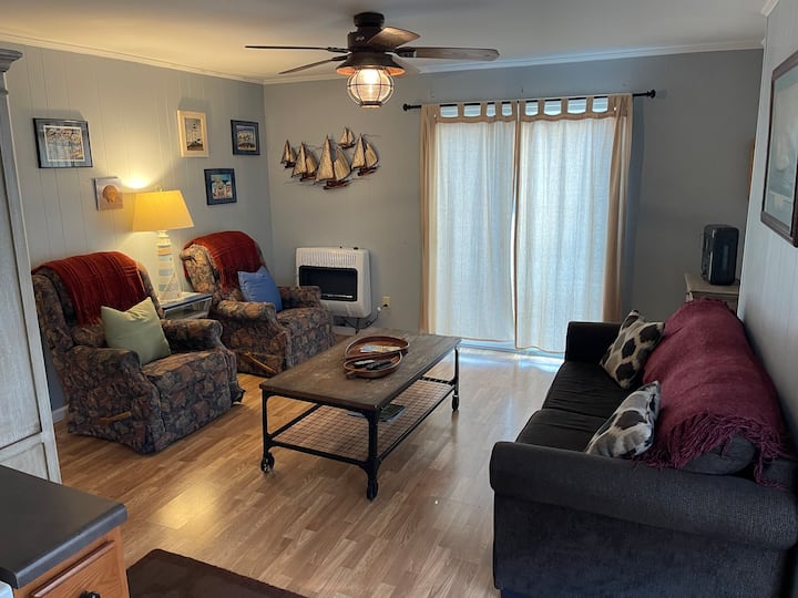 The Quaint Cottage￼ At Lakewood Beach Retreat - Geneva-on-the-Lake, OH
