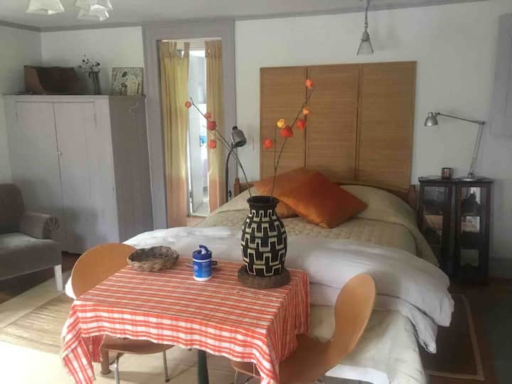 1810 Farmhouse Lodging/south Room - East Hampton, NY