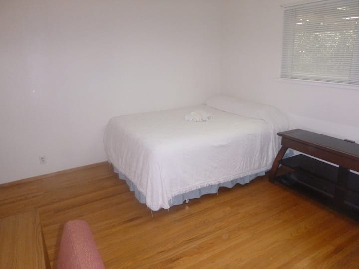 Master Bedroom In Large Home - Fremont, CA