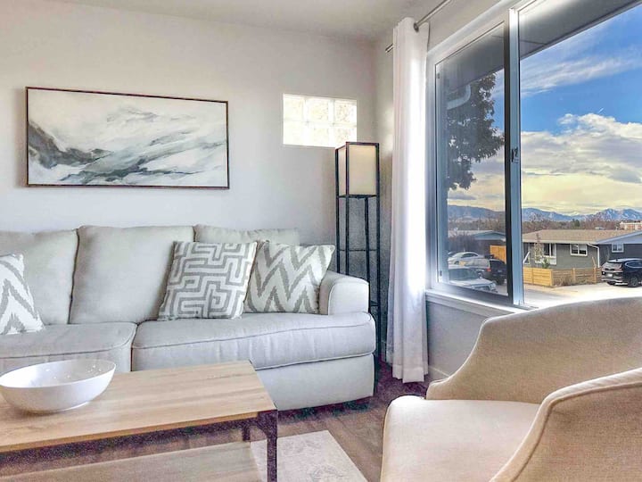 Modern Family Retreat In Arvada - Golden, CO