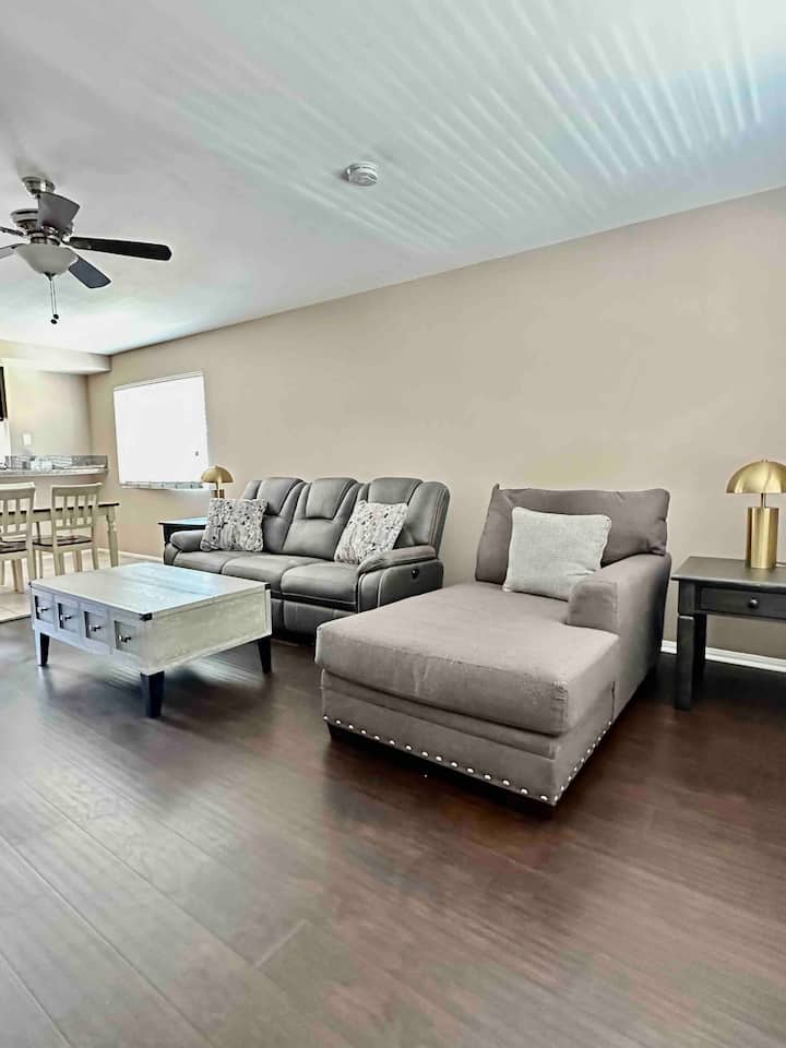 Cozy Home Near Cal State Long Beach - Long Beach, CA