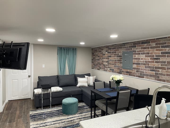 Caved Inn - 2 Bedroom Cozy Blue Apt | Near Beach! - Long Beach, NY
