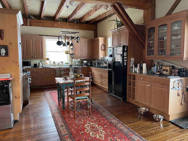 Sunny Double Bedroom Suite In Historic Old Mill - Georgina
